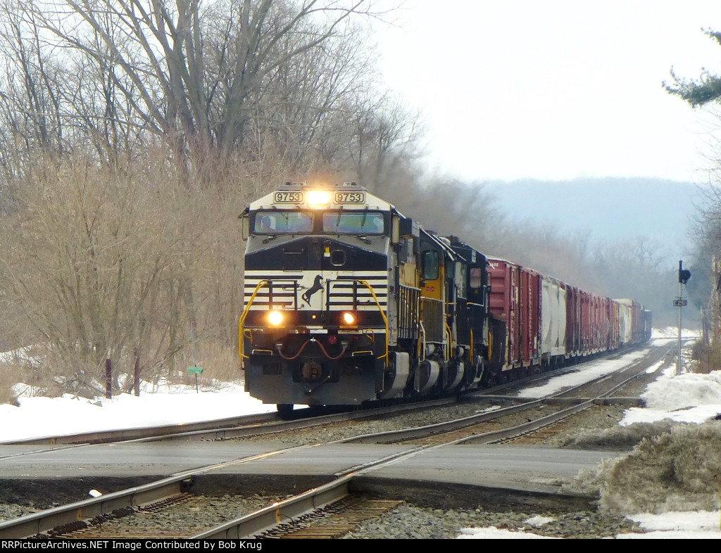 Eastbound manifest freight barrels through Macungie